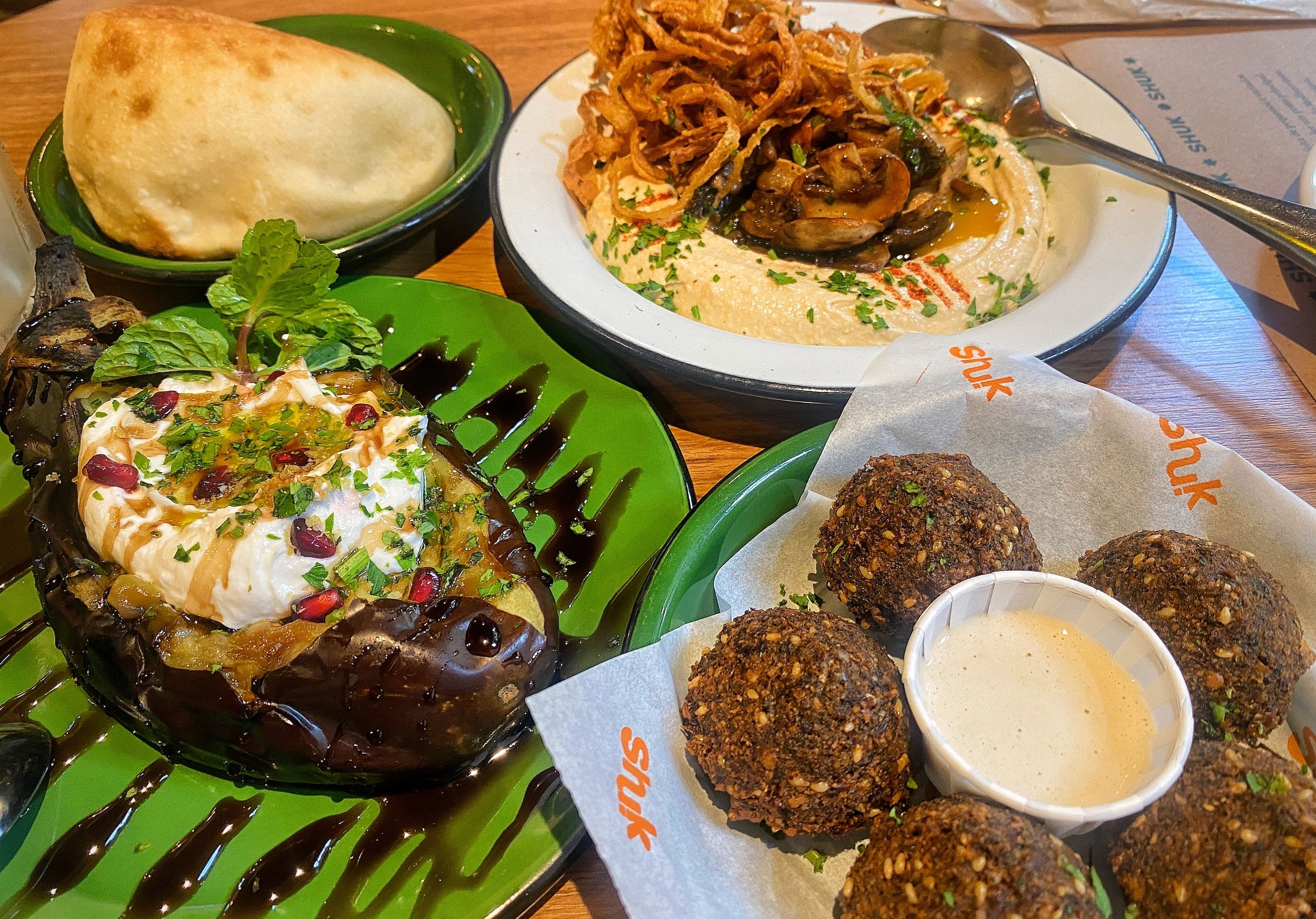 Com comida de rua do Oriente Médio, Shuk Falafel & Kebabs serve ...