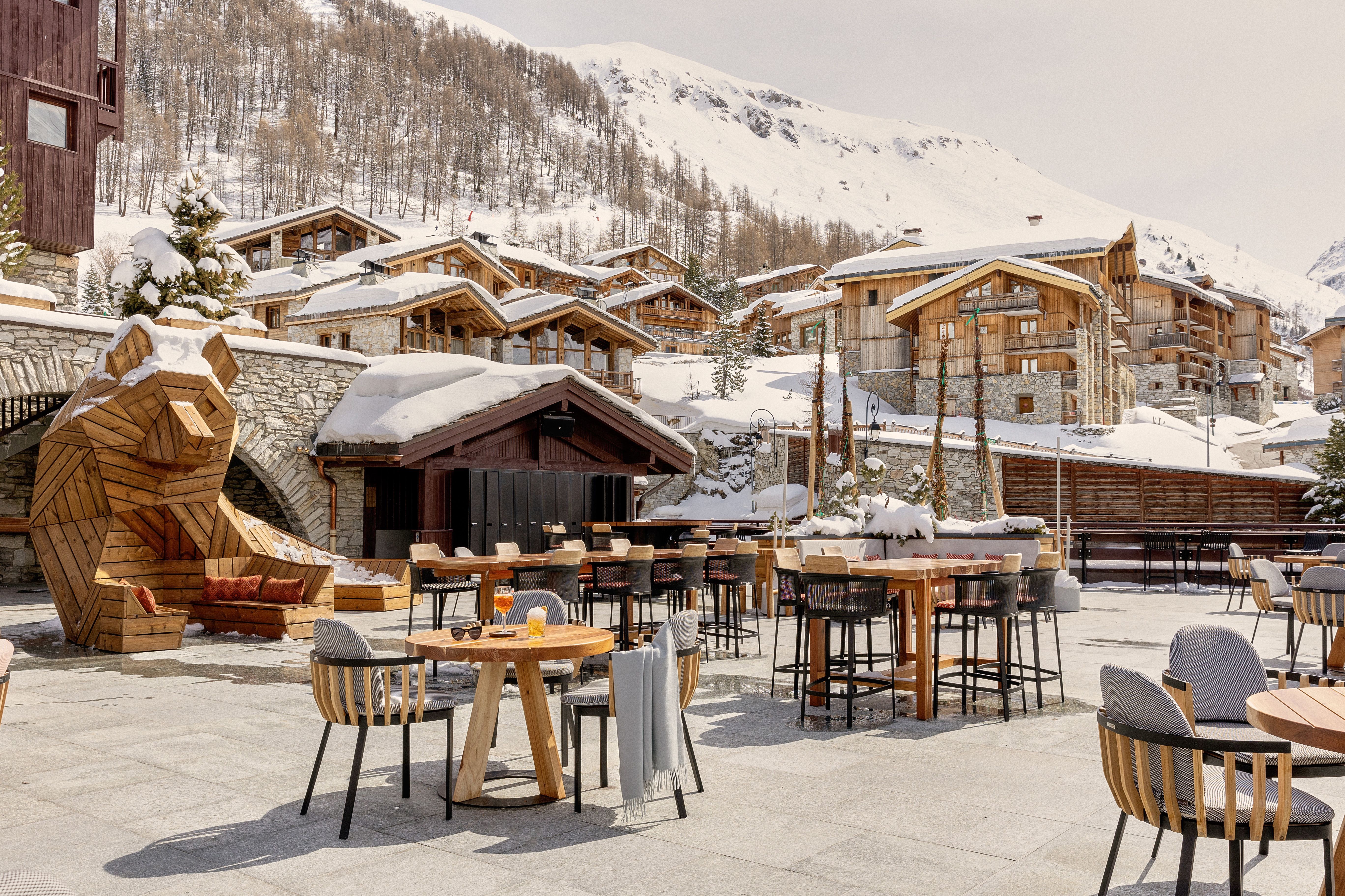 Club Med reabre resort em Val d’Isère, vilarejo alpino francês que une esqui e muito charme ...