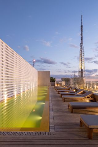 B Hotel: rooftop badalado e perfeita união entre arte e arquitetura em ...