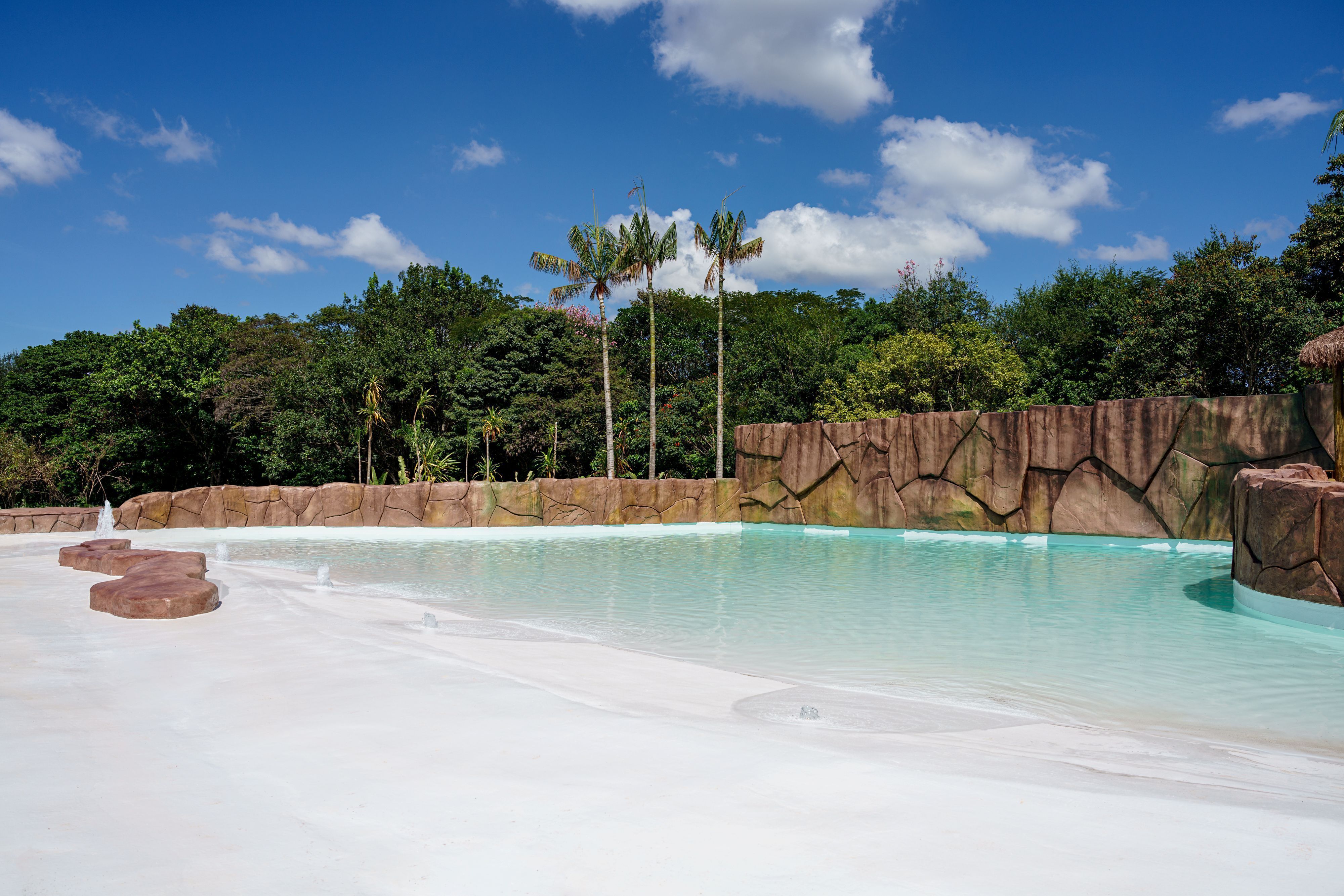 Resort no interior de São Paulo abre praia artificial com piscina de ...